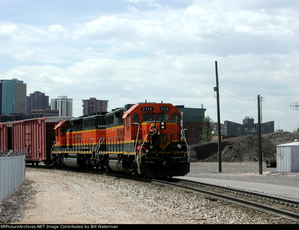 BNSF 2114 headed to old BN Yard